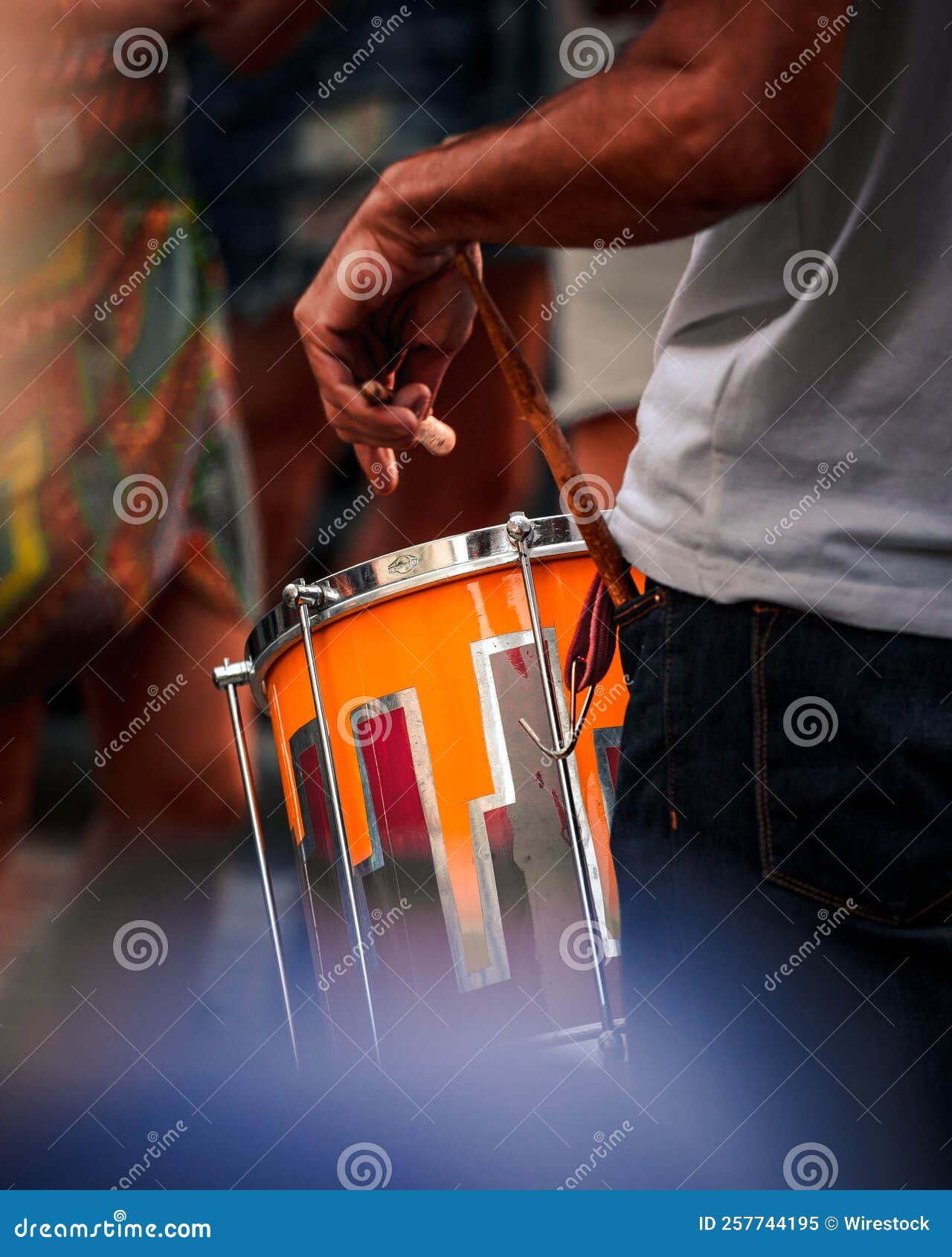 Foto Vertical De Um Macho Tocando Tambor Na Rua Imagem de Stock ...
