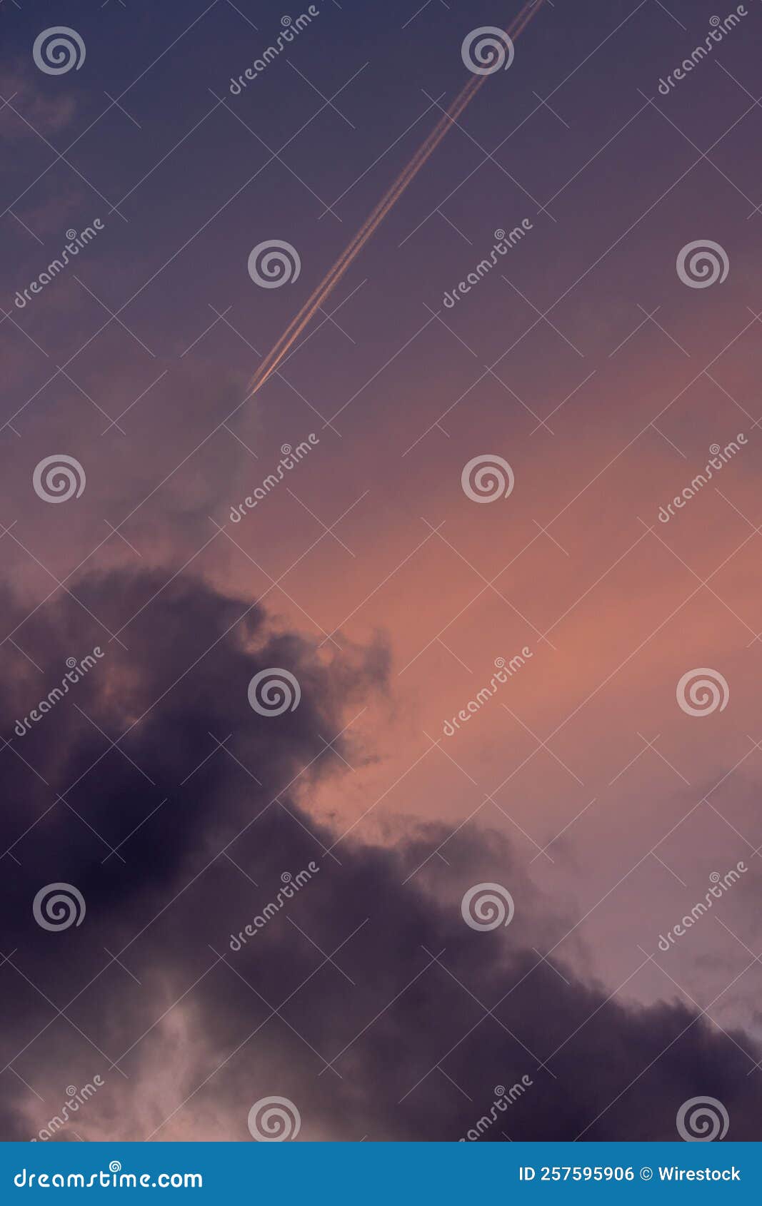 Foto Vertical De Un Hermoso Cielo Morado Foto de archivo - Imagen de ...