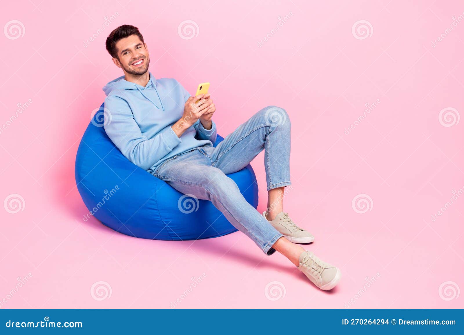 Foto Von Erfolgreichen Mann Freelancer Sitzen Zu Hause Verwenden ... Foto Von Erfolgreichen Mann Freelancer Sitzen Zu Hause Verwenden ...
