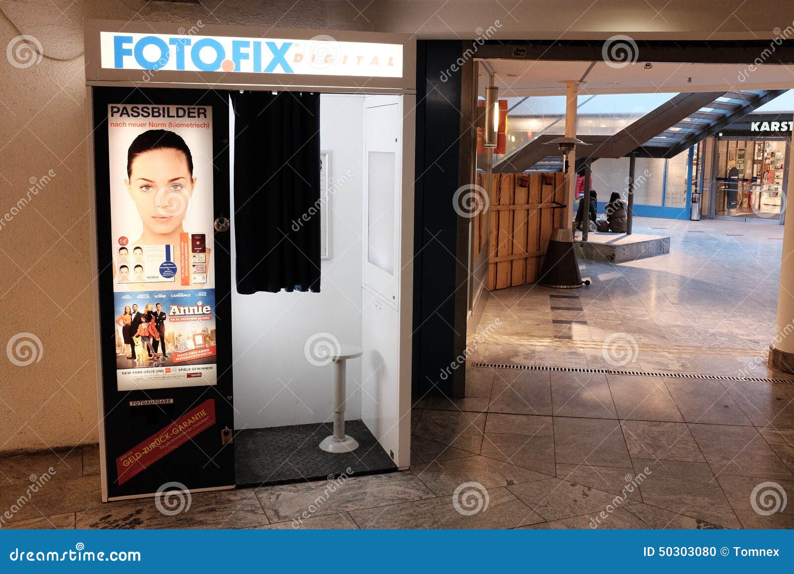 Fotofix-Passfotoautomat redaktionelles bild. Bild von verlegenheit - 50303080