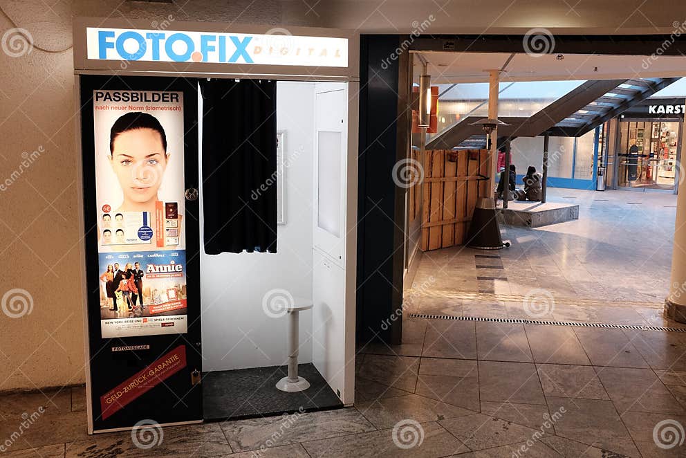 Fotofix-Passfotoautomat redaktionelles bild. Bild von verlegenheit ...