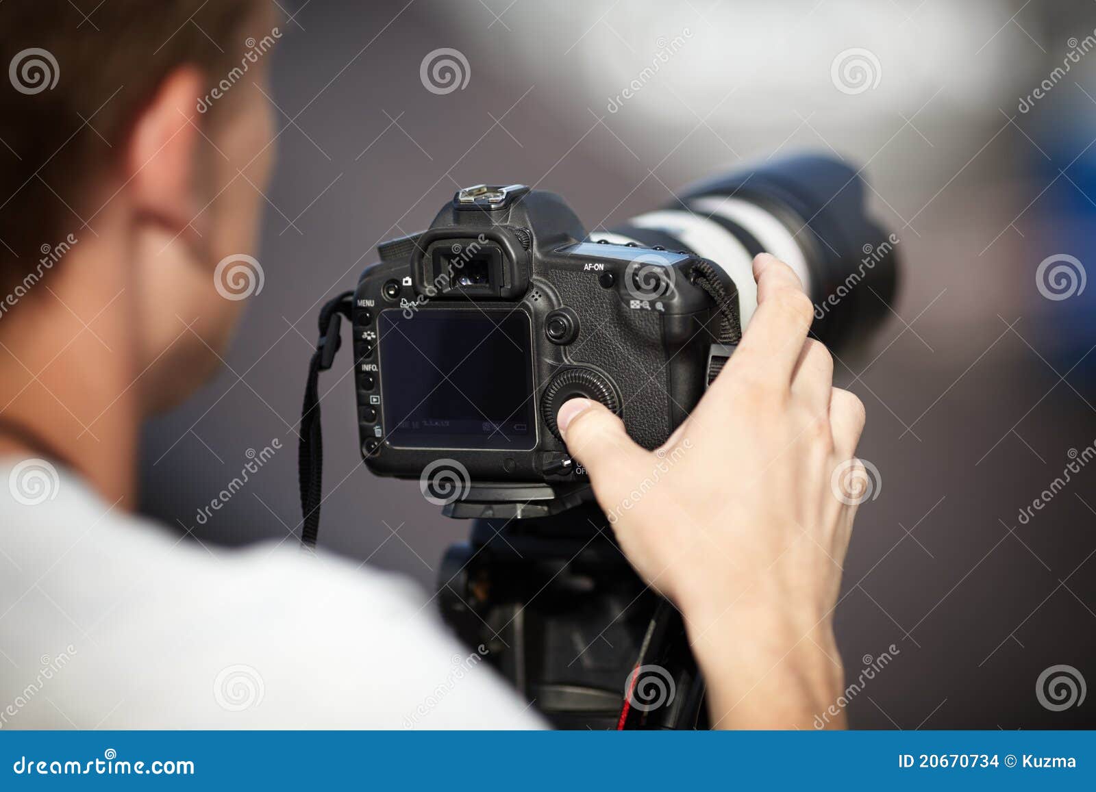 Fotograaf met Telelens stock foto. Image of apparatuur - 20670734