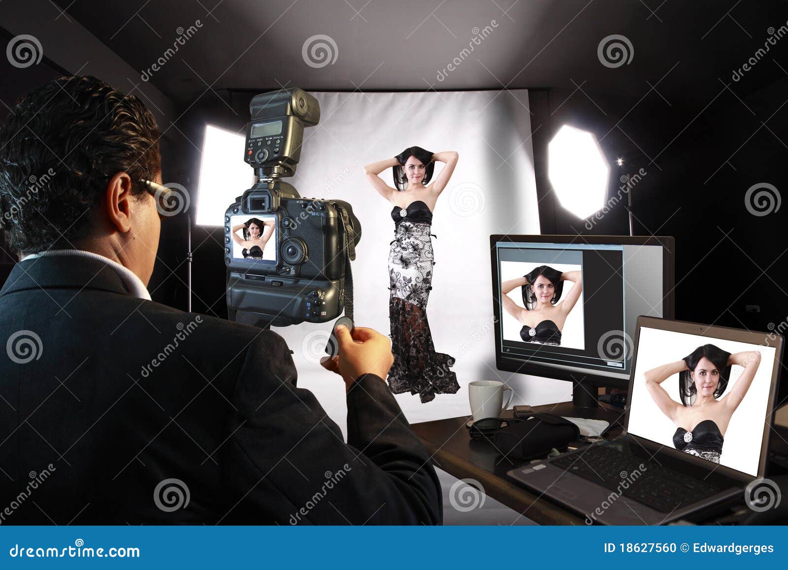 Fotograf Im Studio Mit Mode-Modell Stockfoto - Bild von leerzeichen ...