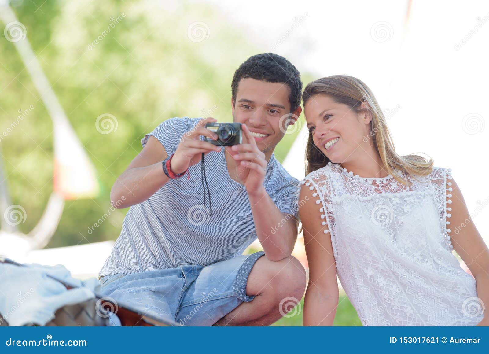 Fotograf Zeigt Bild an Freund Stockbild - Bild von bildschirmanzeige ...