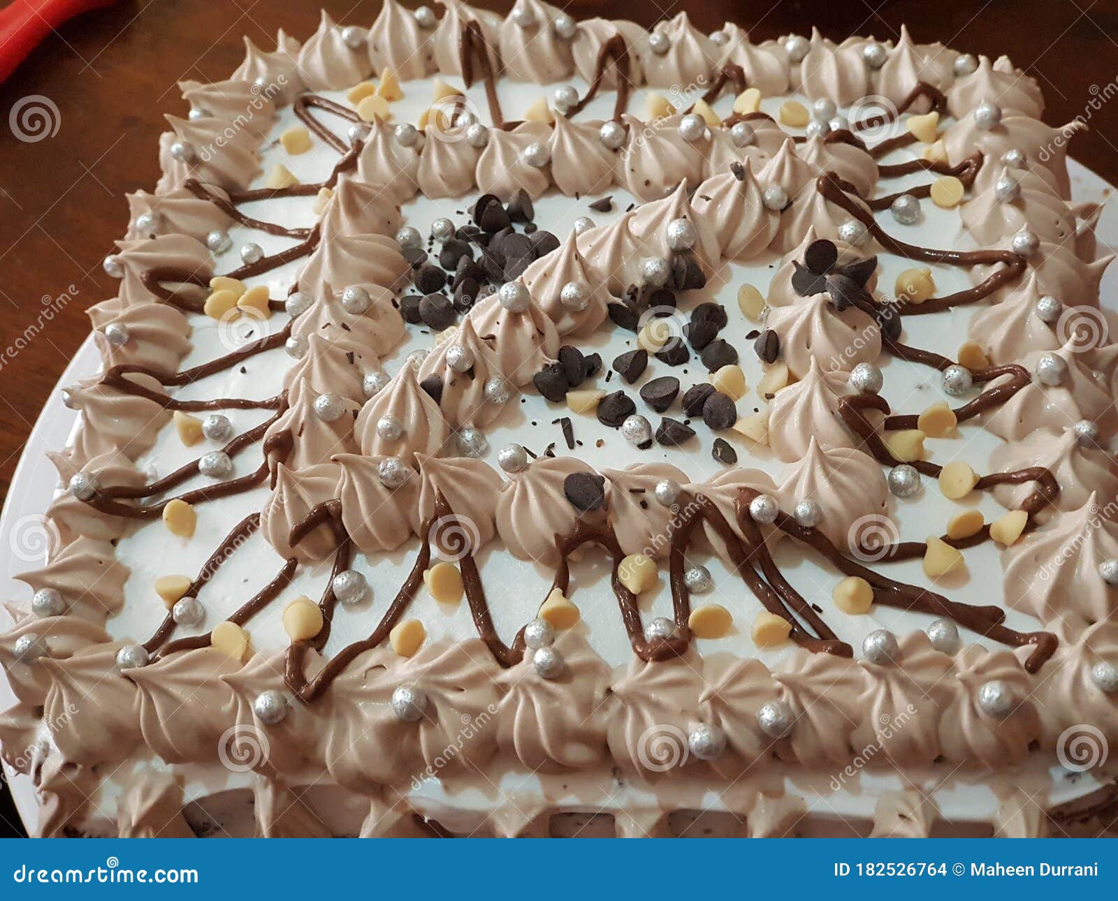 Fotografia De Bolo Caseira Com Lascas De Chocolate E Camadas De ...