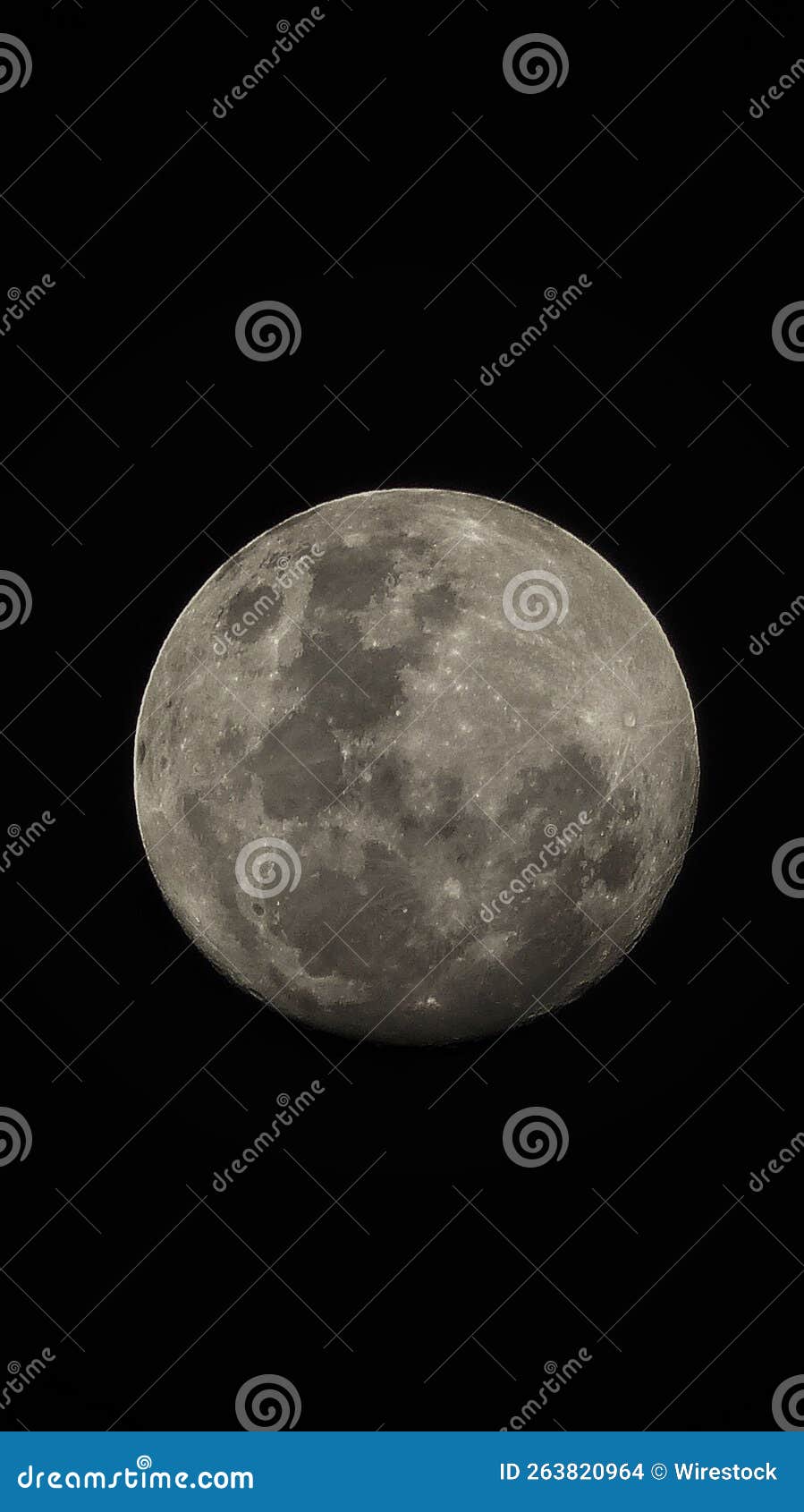 Fotografia Vertical Da Lua Cheia Isolada Sobre Fundo Preto. Foto de ...