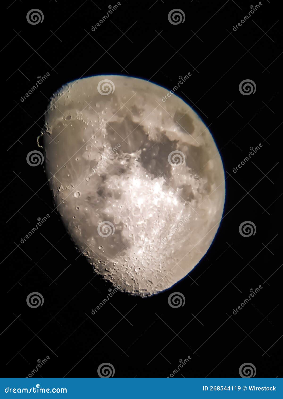 Fotografia Vertical Da Lua Contra Fundo Preto. Imagem de Stock - Imagem ...