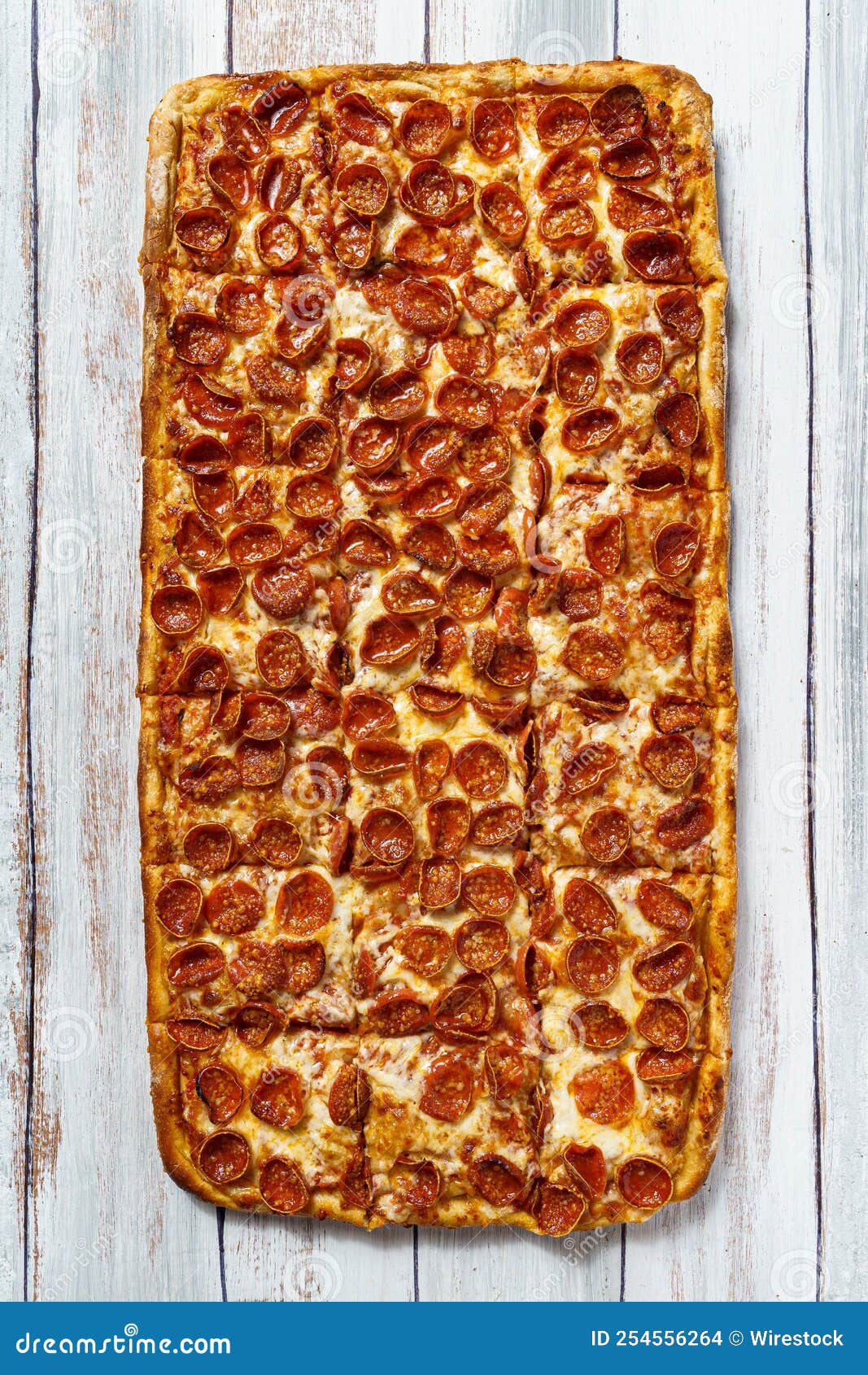 Fotografia Vertical De Uma Pizza Retangular De Pepperoni Sobre Fundo ...