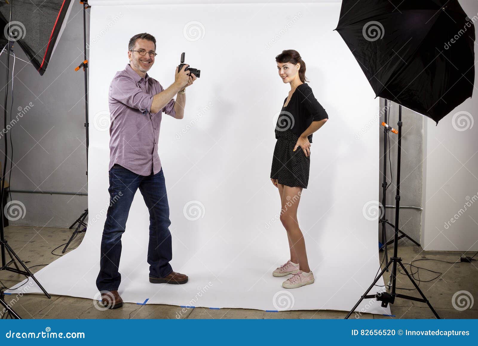 Fotografo Demonstrating Studio Photography Fotografia Stock - Immagine ...