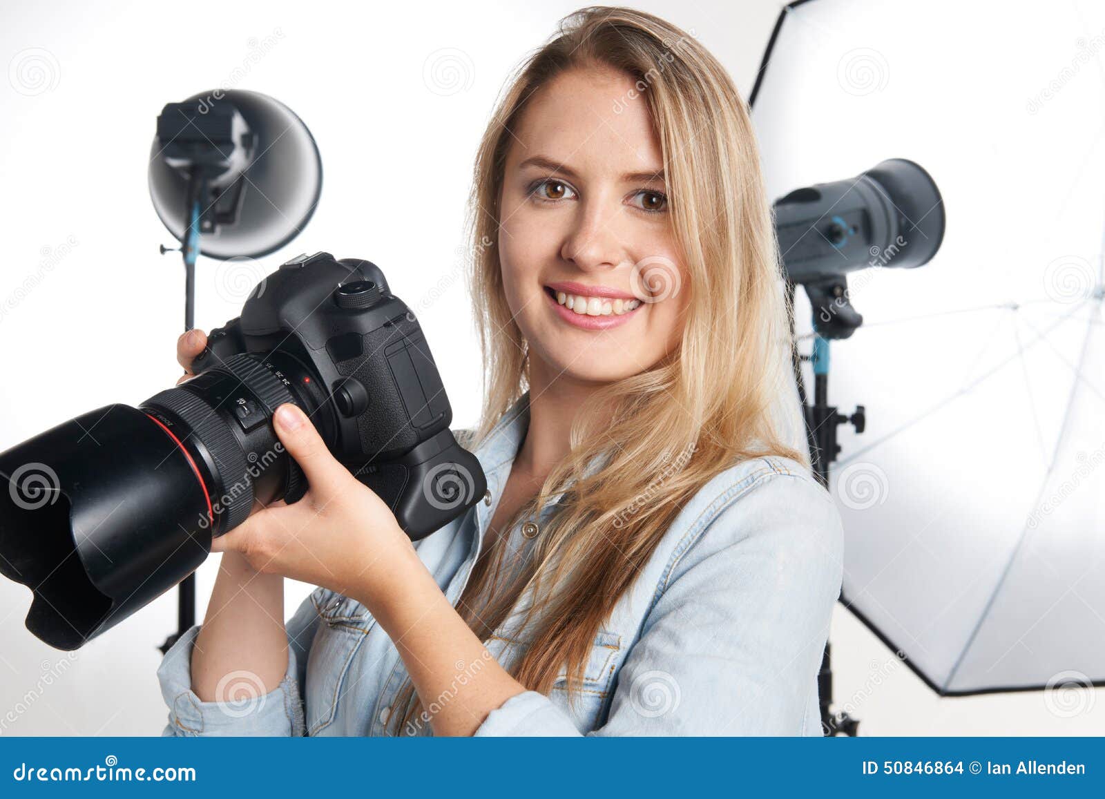 Fotografo Professionista Femminile Working in Studio Fotografia Stock ...