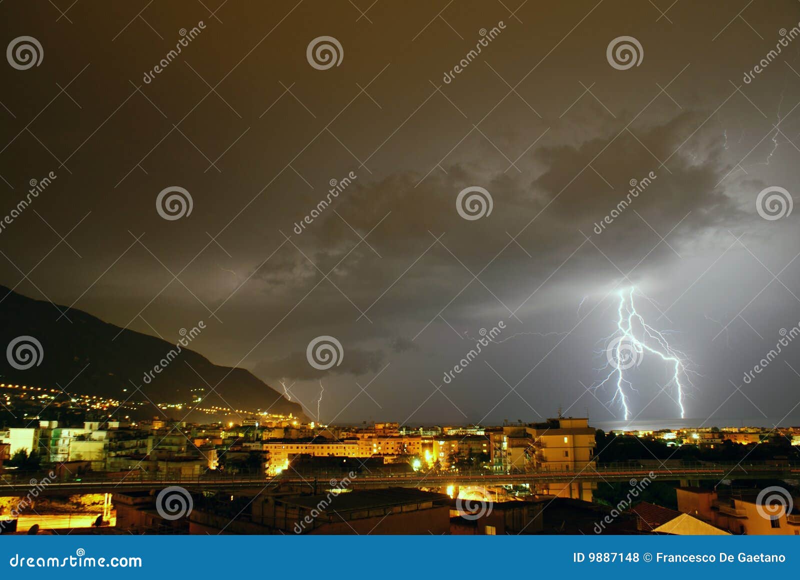 Foudre photo stock. Image du foudre, nuage, bavure, ciel - 9887148