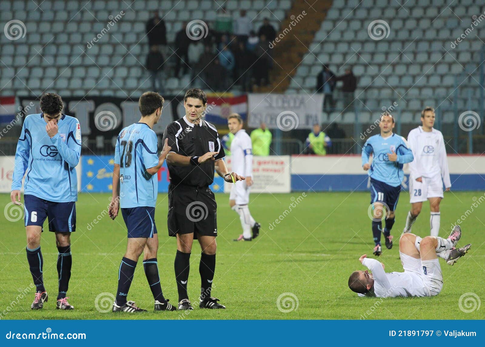 Foul (yellow card) editorial photography. Image of kids - 21891797