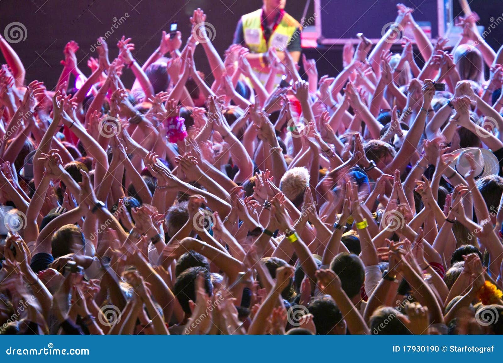 Foule au concert de rock photo stock. Image du profondeur - 17930190