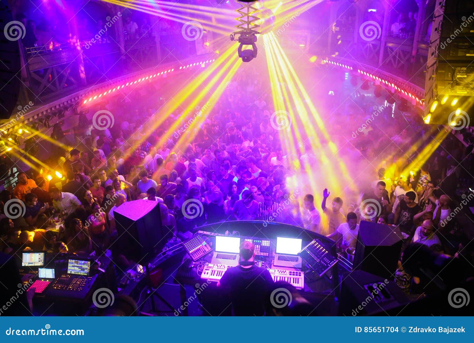 Foule dans la discothèque image stock éditorial. Image du matériel ...