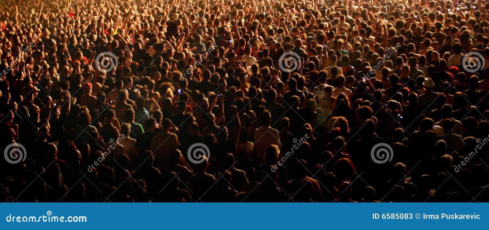Foule de concert image stock. Image du roche, nuit, ouvert - 6585083