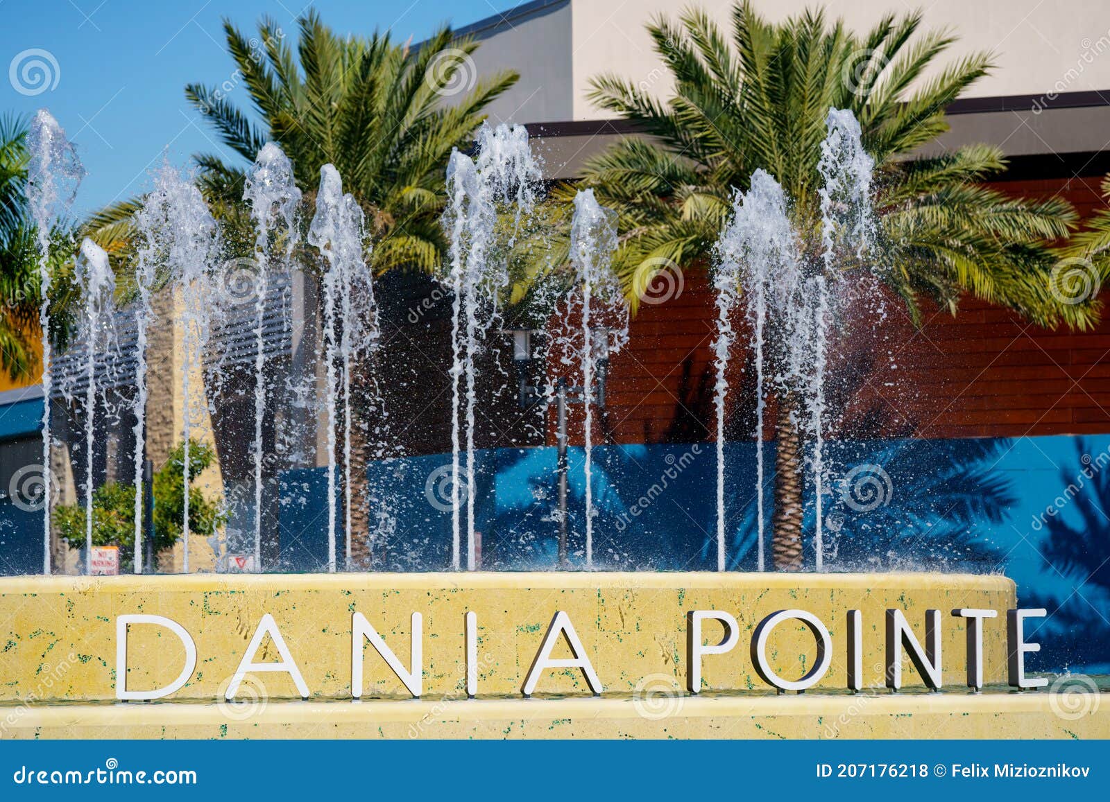 Fountain at Dania Pointe Shops and Lifestyle Center Editorial Stock ...