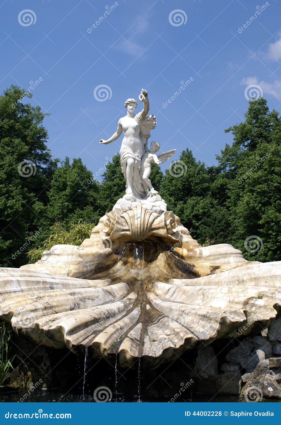 Fountain with Venus and Cupid Statues Stock Photo - Image of splashes ...