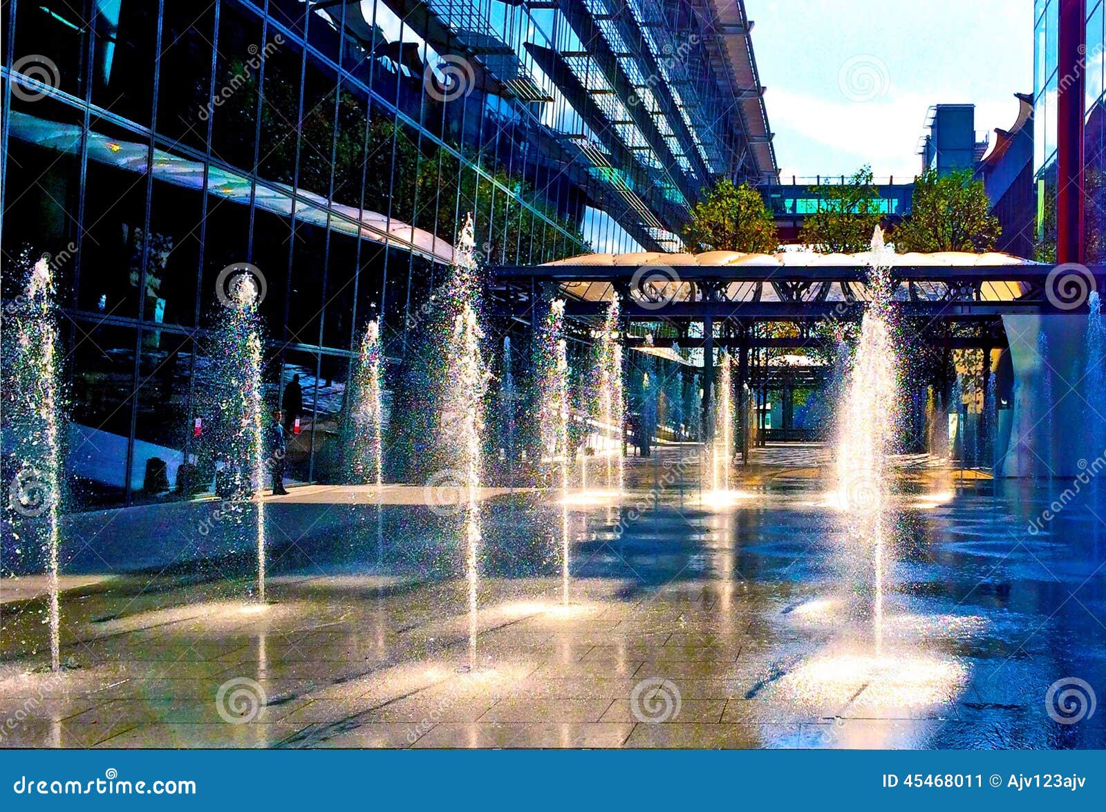 Fountain Water Feature editorial photo. Image of heathrow - 45468011