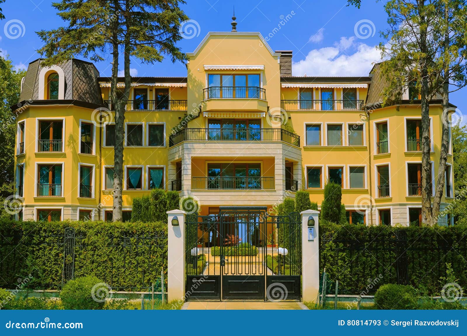Four-storey House in Park stock image. Image of apartments - 80814793