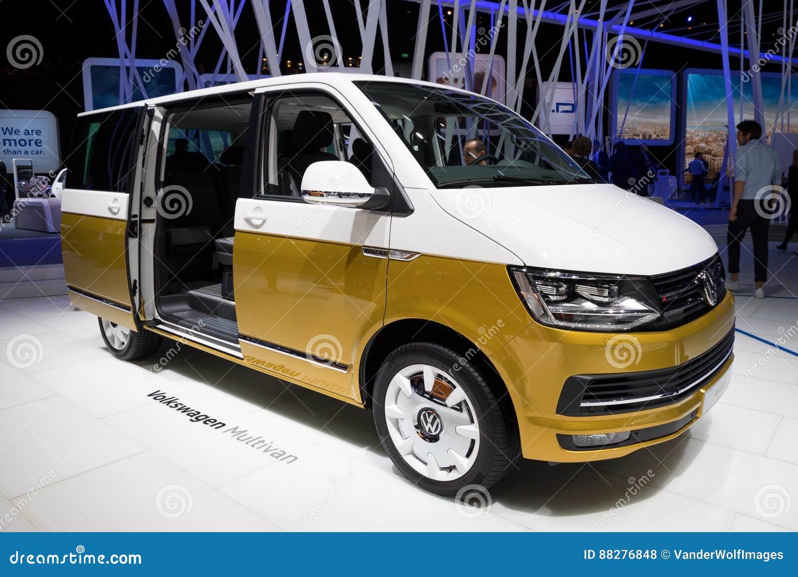 Fourgon De Volkswagen Multivan Photo stock éditorial - Image du ...