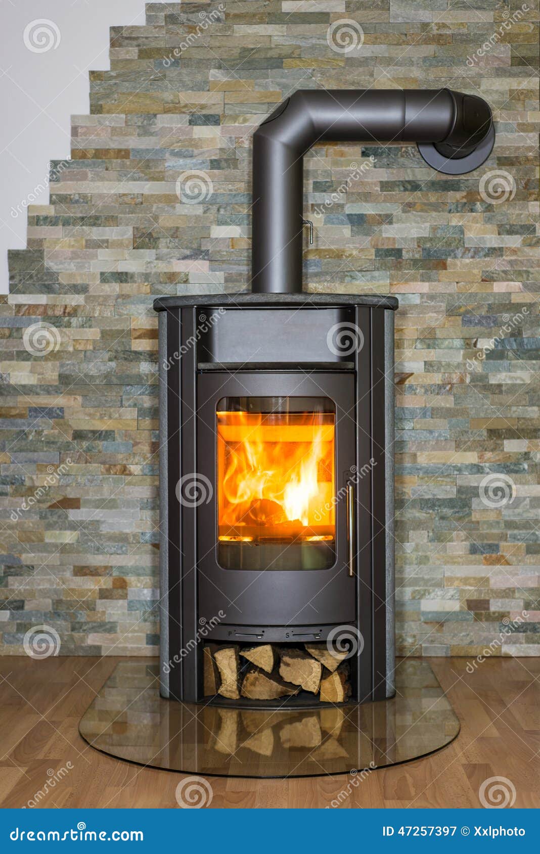 Fourneau Brûlant En Bois Dans La Maison Image stock - Image du journal ...