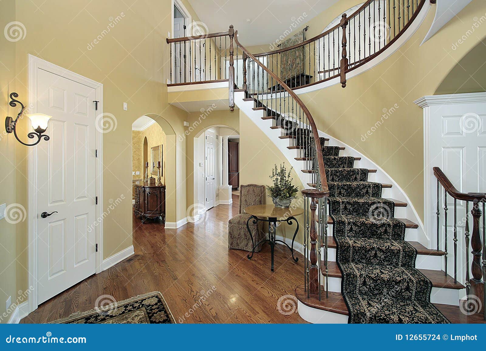 Foyer Dans La Maison De Luxe Photo stock - Image du ameublement, étage ...