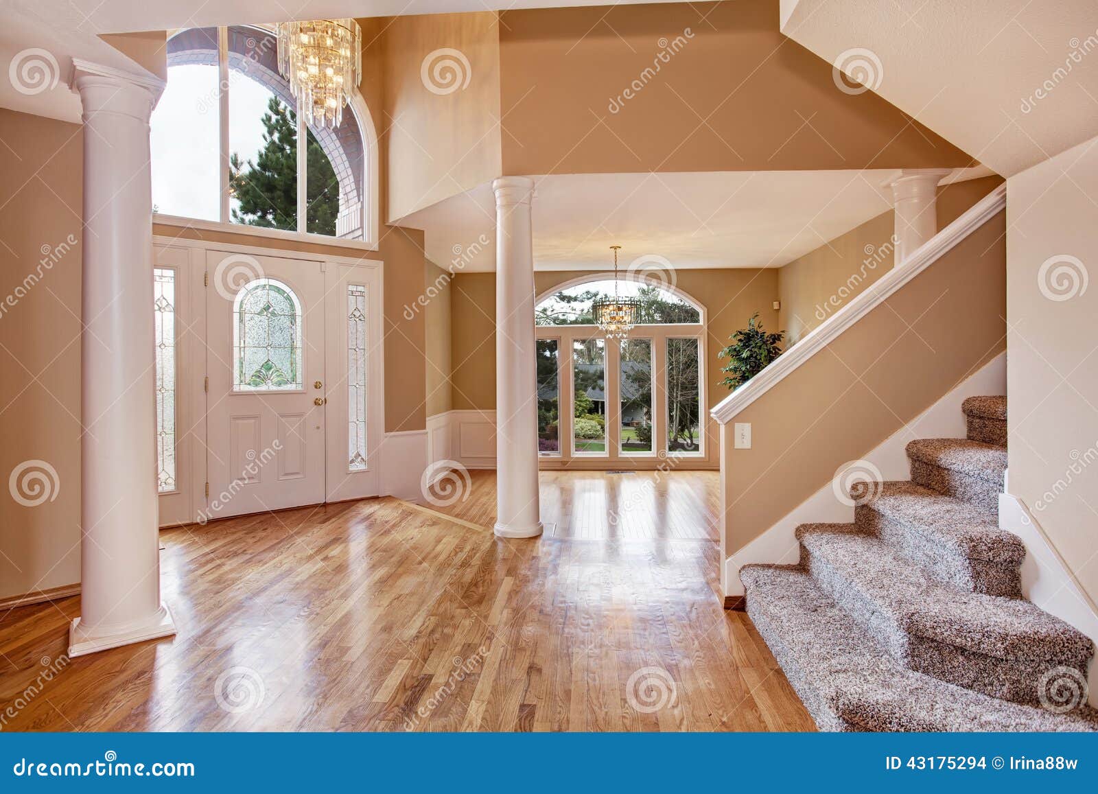 Foyer Magnifique Dans La Maison De Luxe Photo stock - Image du vide ...