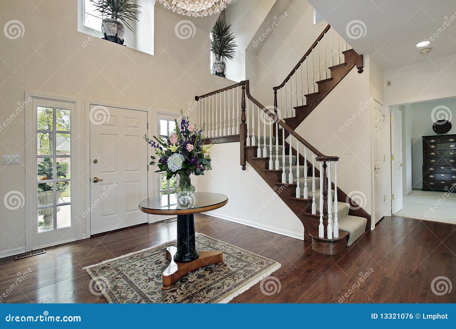 Foyer Mit Schlafzimmeransicht Stockfoto - Bild von treppenhaus, couch ...