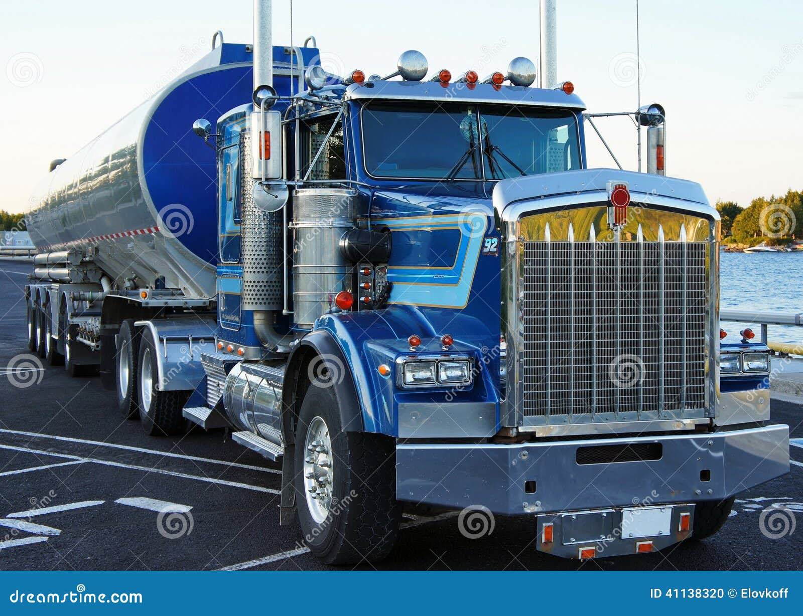 Fracht-LKW bereit stockfoto. Bild von industrie, industriell - 41138320