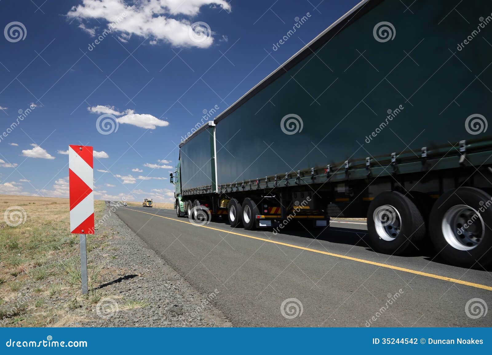 Fracht-LKW oder Lastwagen stockfoto. Bild von verkehr - 35244542