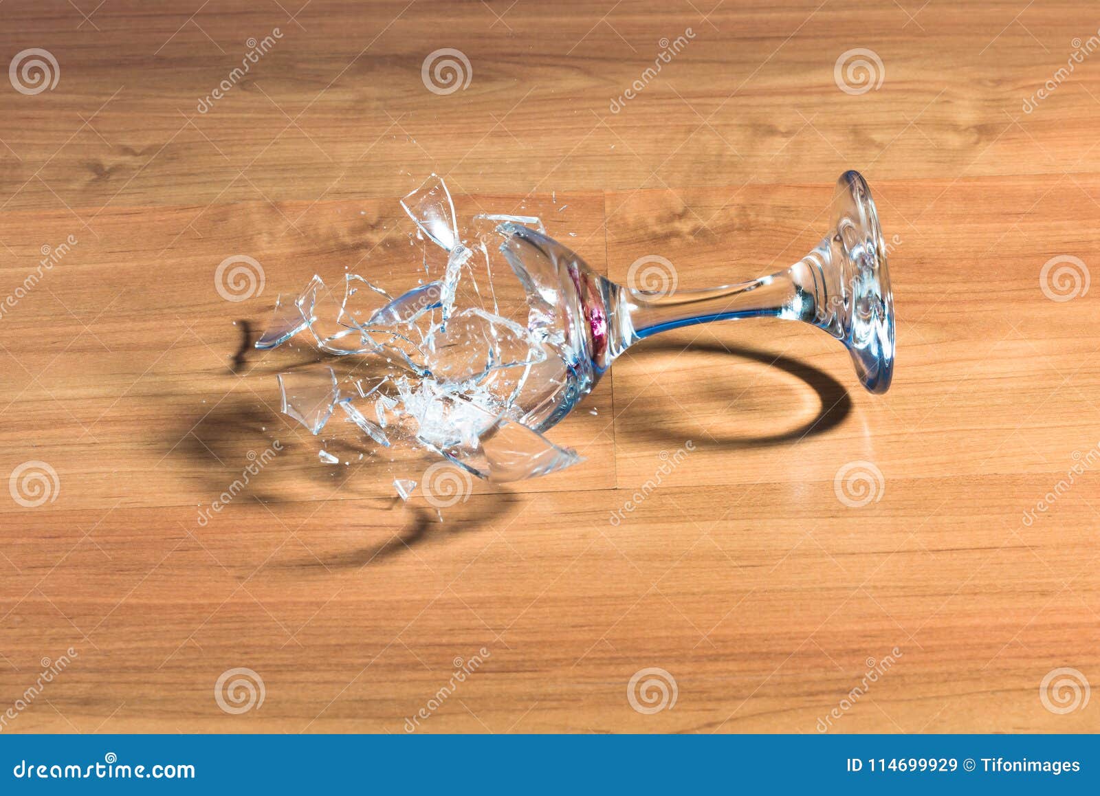 Fractura de una copa imagen de archivo. Imagen de hardwood - 114699929