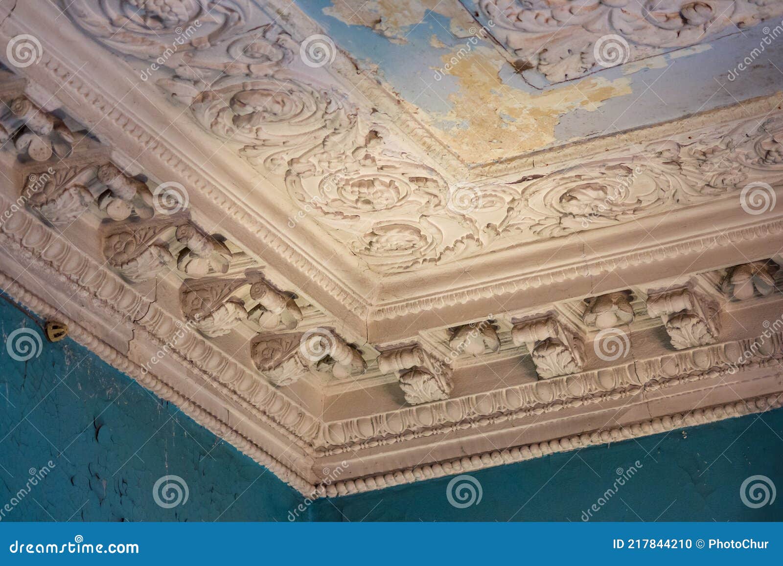 Fragmento De Techo De Estuco En Un Edificio Antiguo Foto de archivo ...