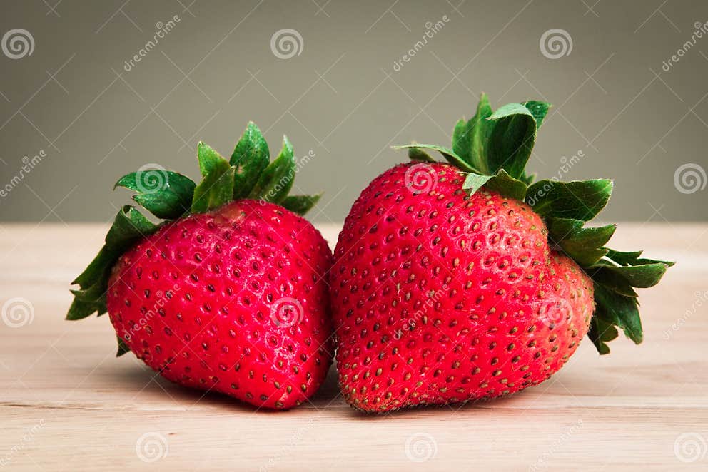 Fragola rossa fotografia stock. Immagine di vibrante - 44155102