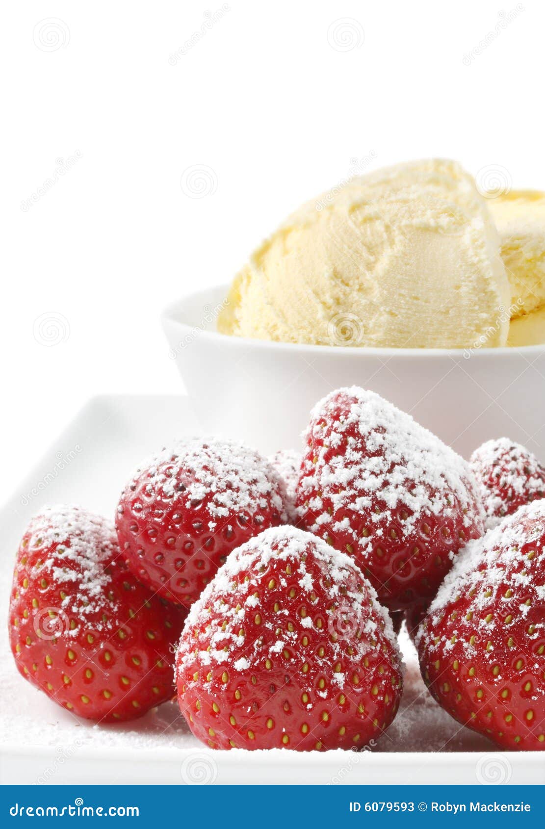 Fragole con gelato immagine stock. Immagine di glassa - 6079593