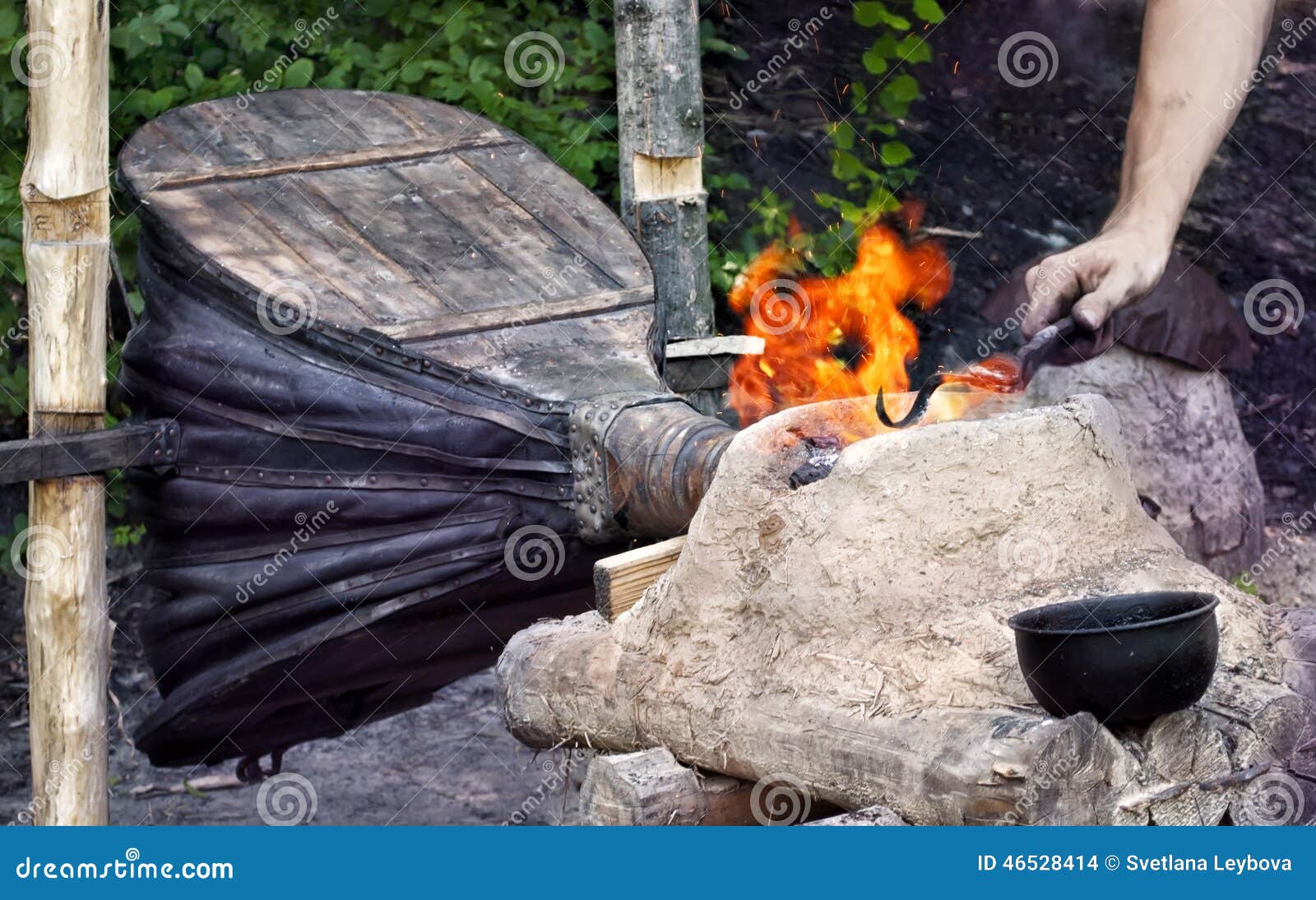 Fragua antigua foto de archivo. Imagen de metal, viento - 46528414