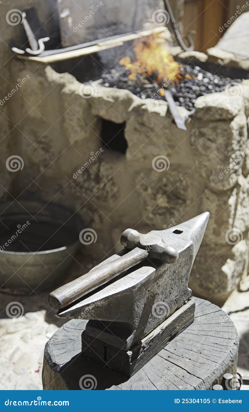 Fragua del yunque imagen de archivo. Imagen de fragua - 25304105