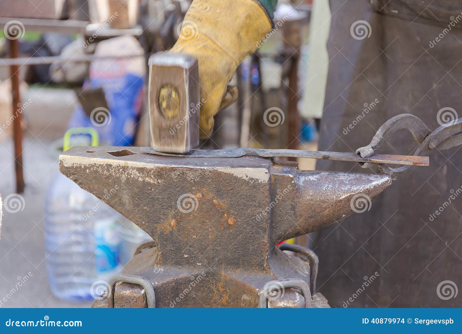 Fragua a mano foto de archivo. Imagen de fundido, martillo - 40879974