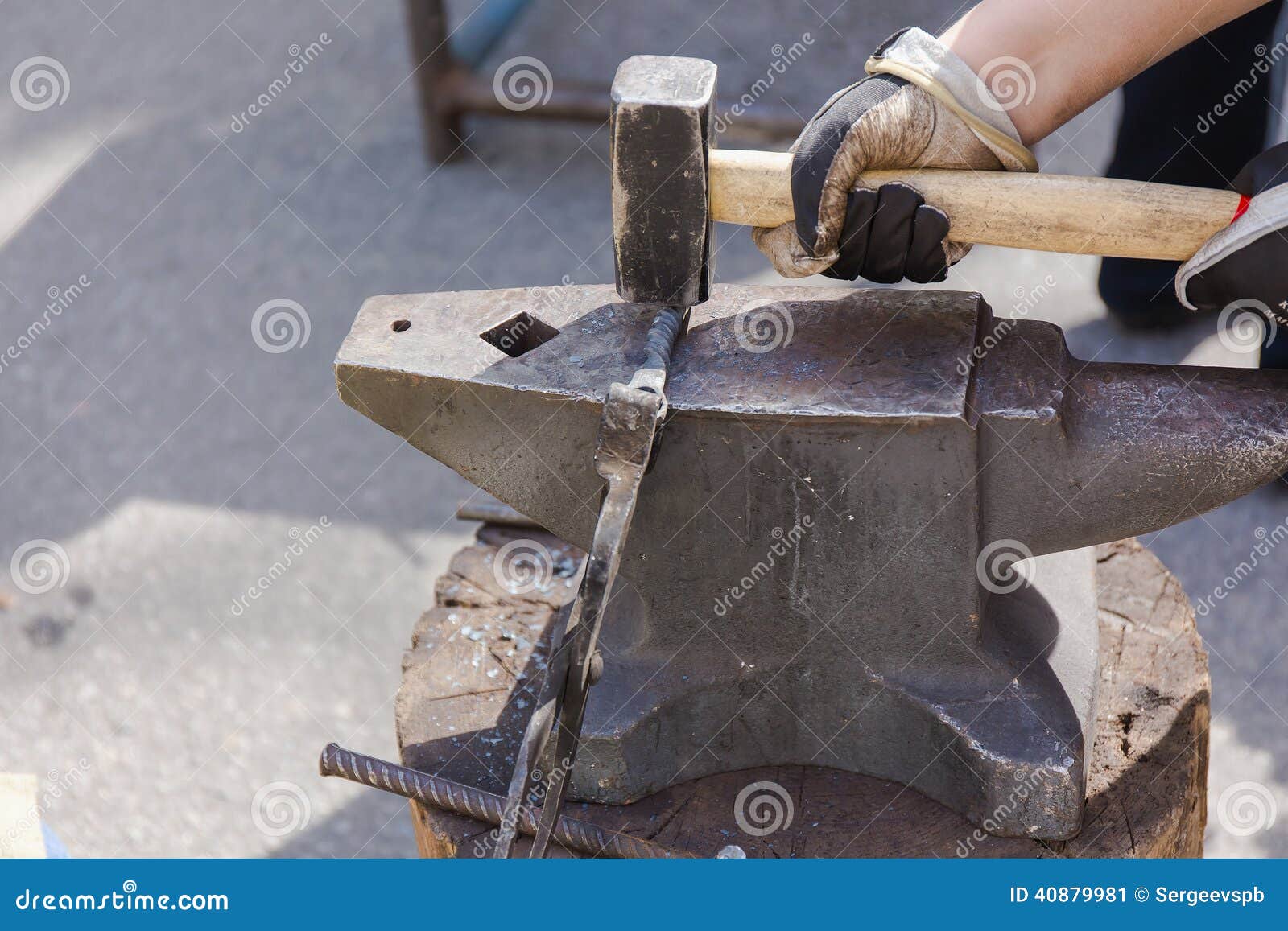 Fragua a mano imagen de archivo. Imagen de acero, caliente - 40879981