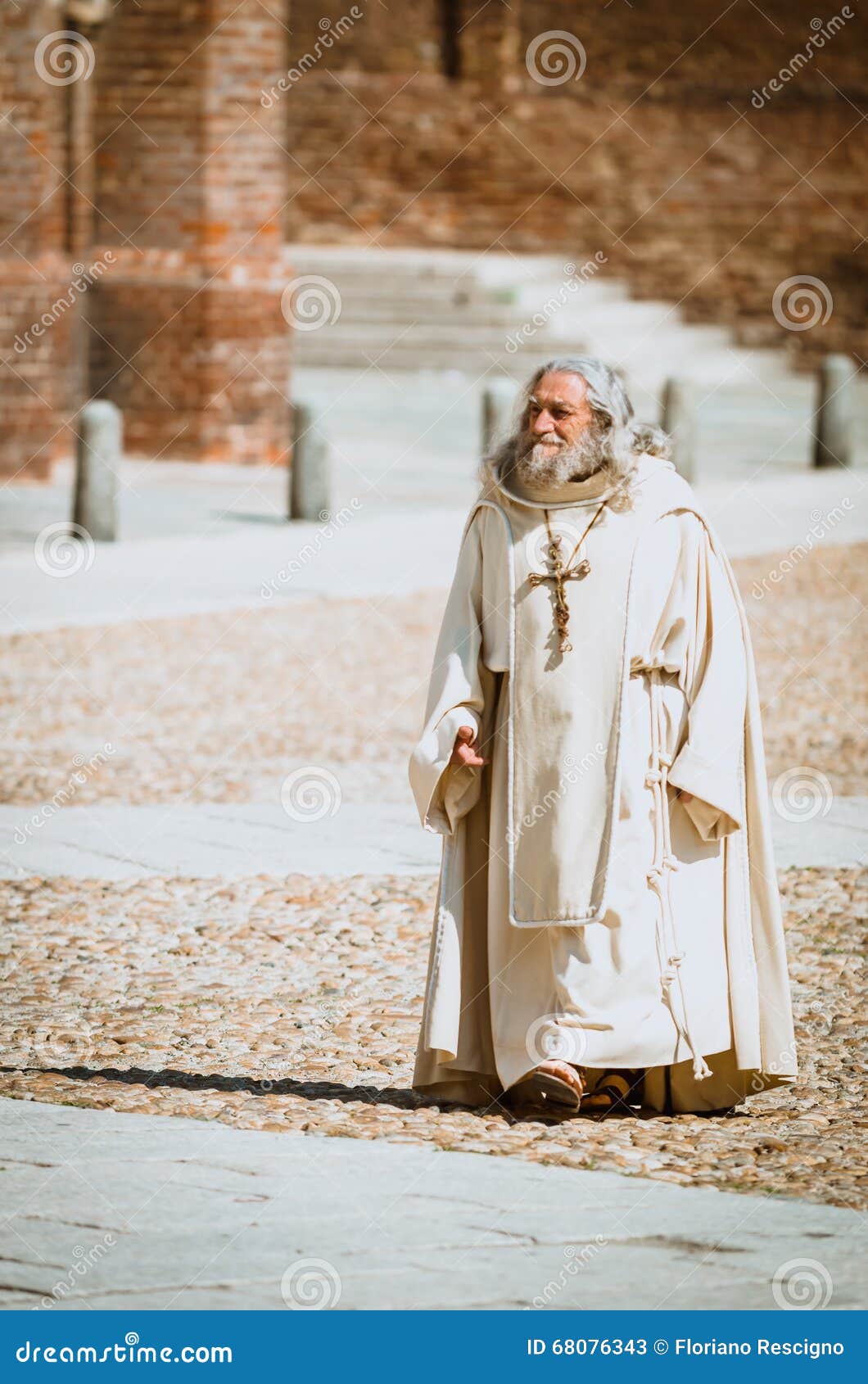 Fraile Franciscano En Un Desfile Medieval Foto de archivo editorial ...