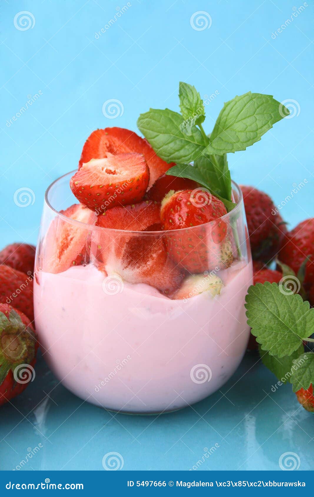 Fraise de yaourt photo stock. Image du calories, blanc - 5497666