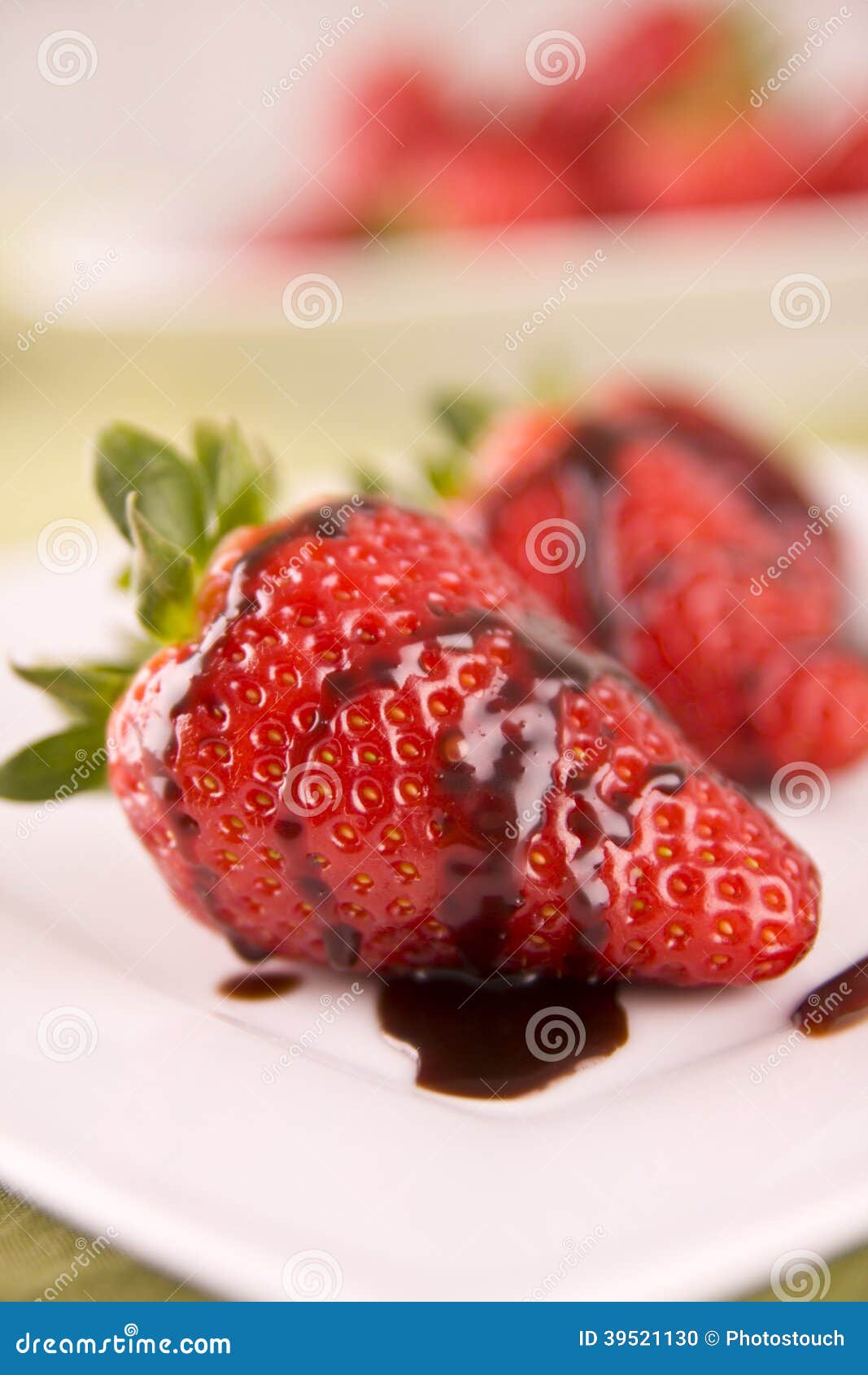 Fraise En Chocolat Du Plat Blanc Photo stock - Image du cacao, enduit ...