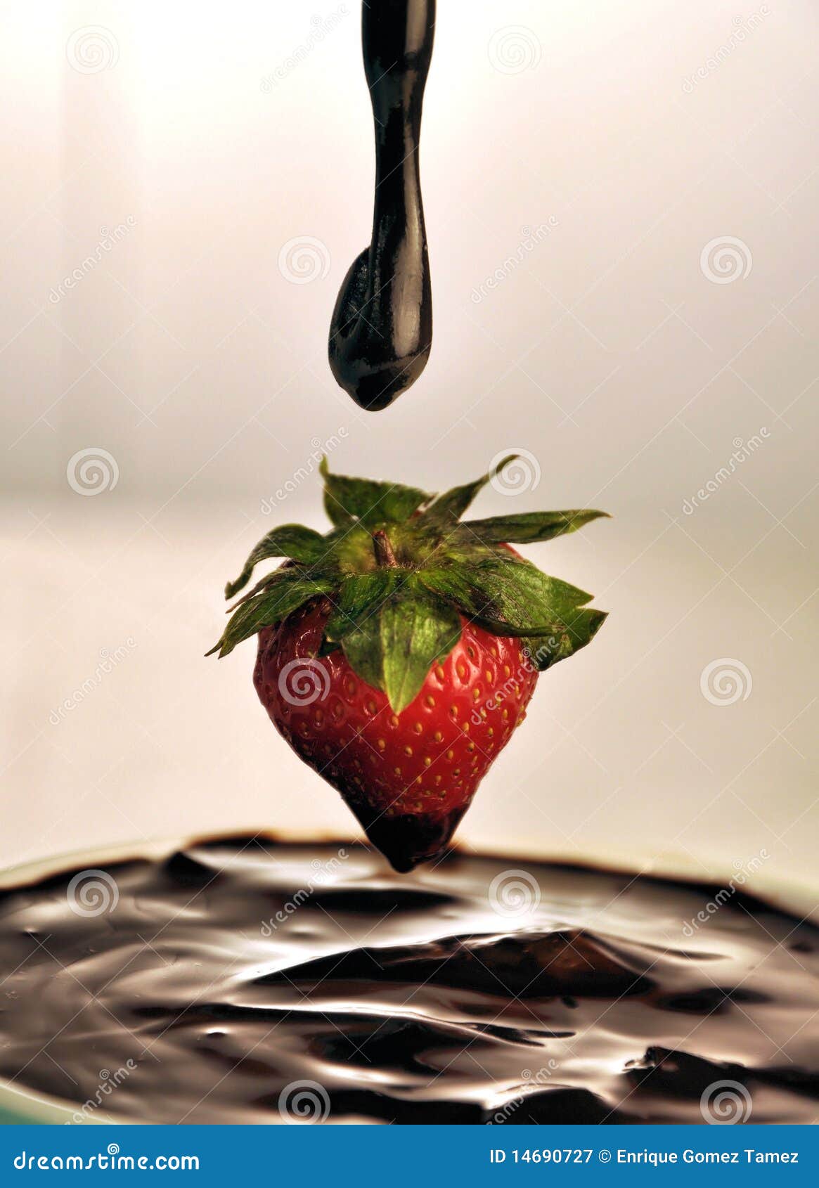 Fraise et chocolat image stock. Image du baisse, fondu - 14690727