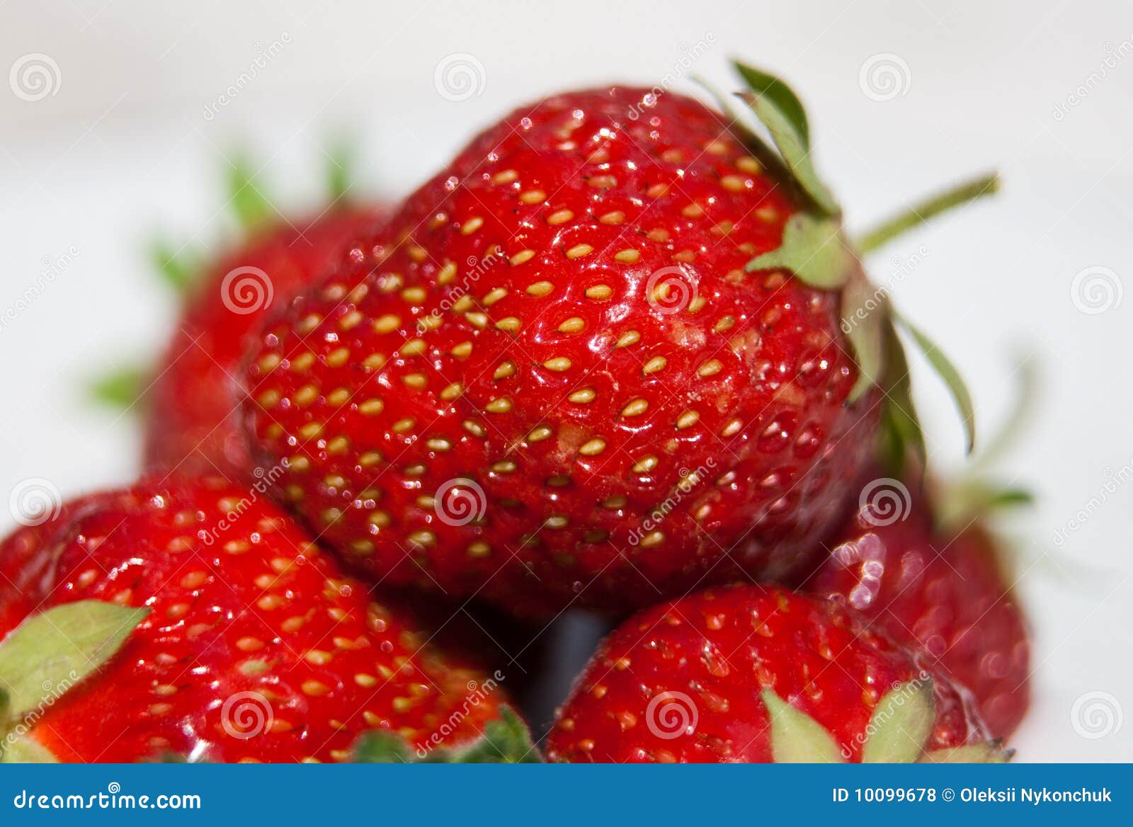 Fraise rouge photo stock. Image du graines, zone, alimenter - 10099678