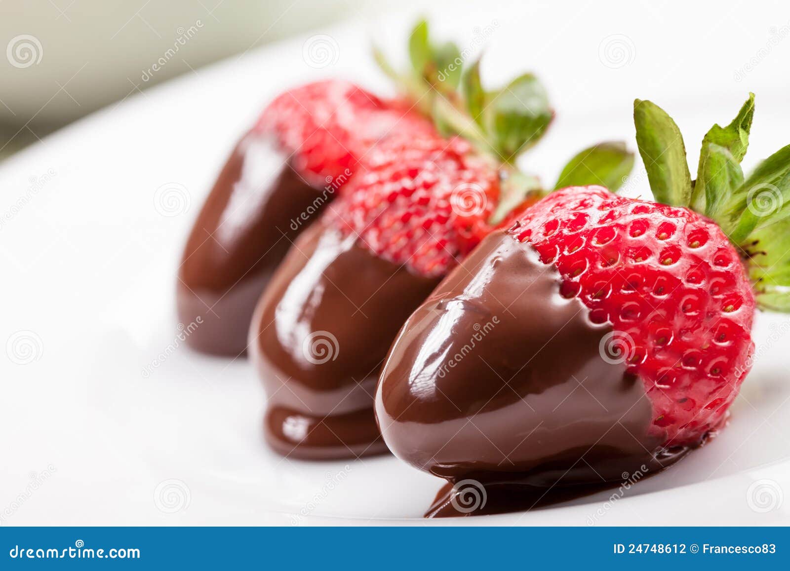Fraises Avec Du Chocolat Fondu Photo stock - Image du amer, fondu: 24748612