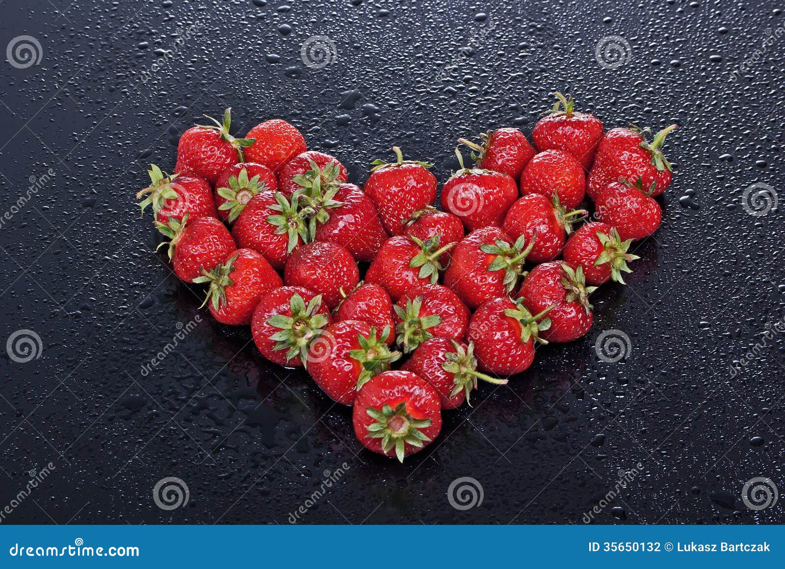 Fraises d'amour photo stock. Image du surprendre, février - 35650132