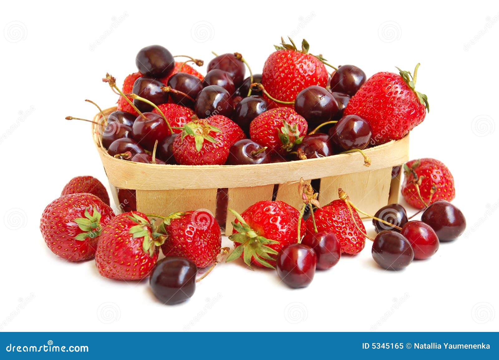 Fraises Et Cerises Dans Un Panier Image stock - Image du régime, lame ...