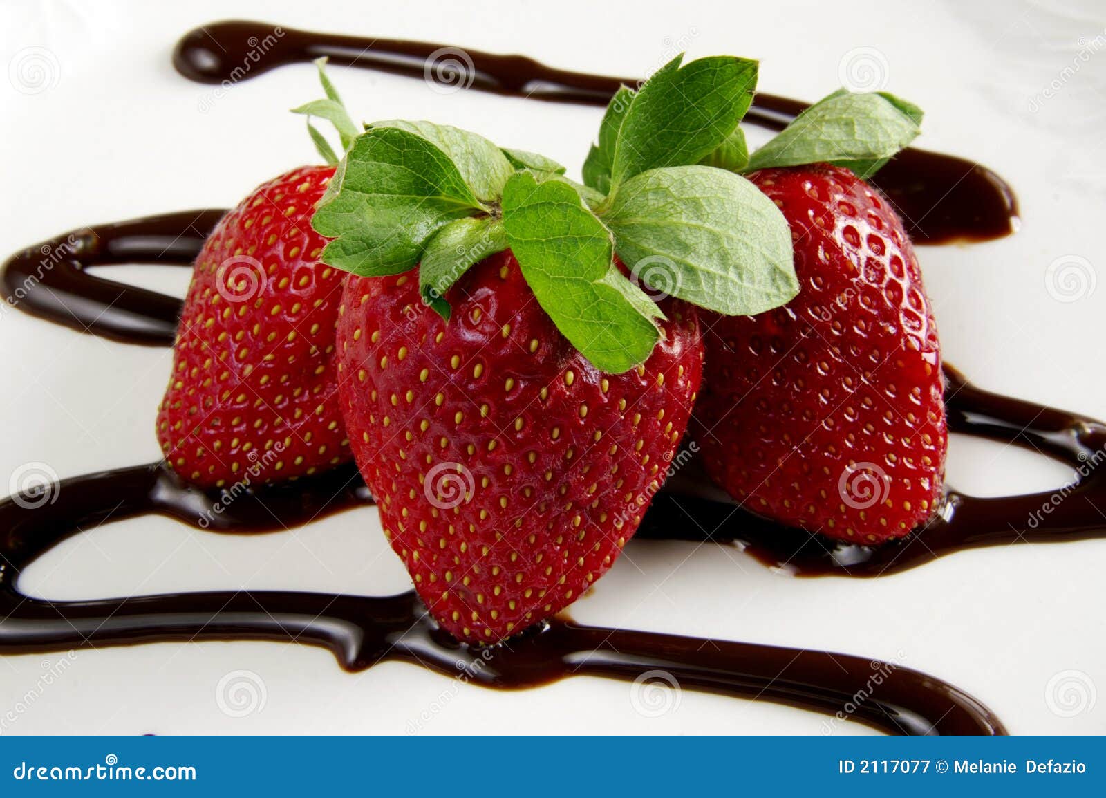 Fraises et chocolat image stock. Image du sain, dessert - 2117077