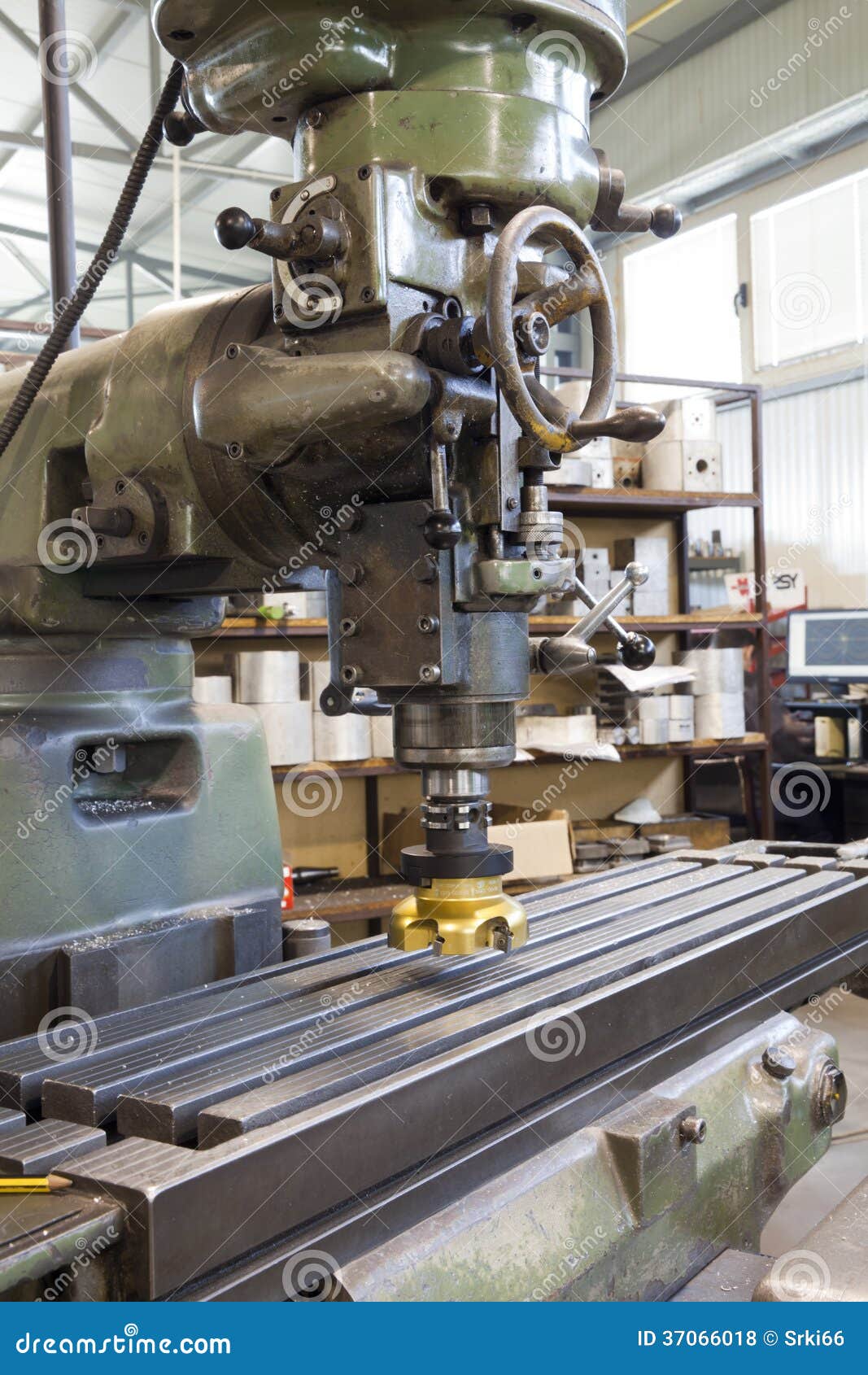 Fraiseuse photo stock. Image du travail, outillage, découpage - 37066018