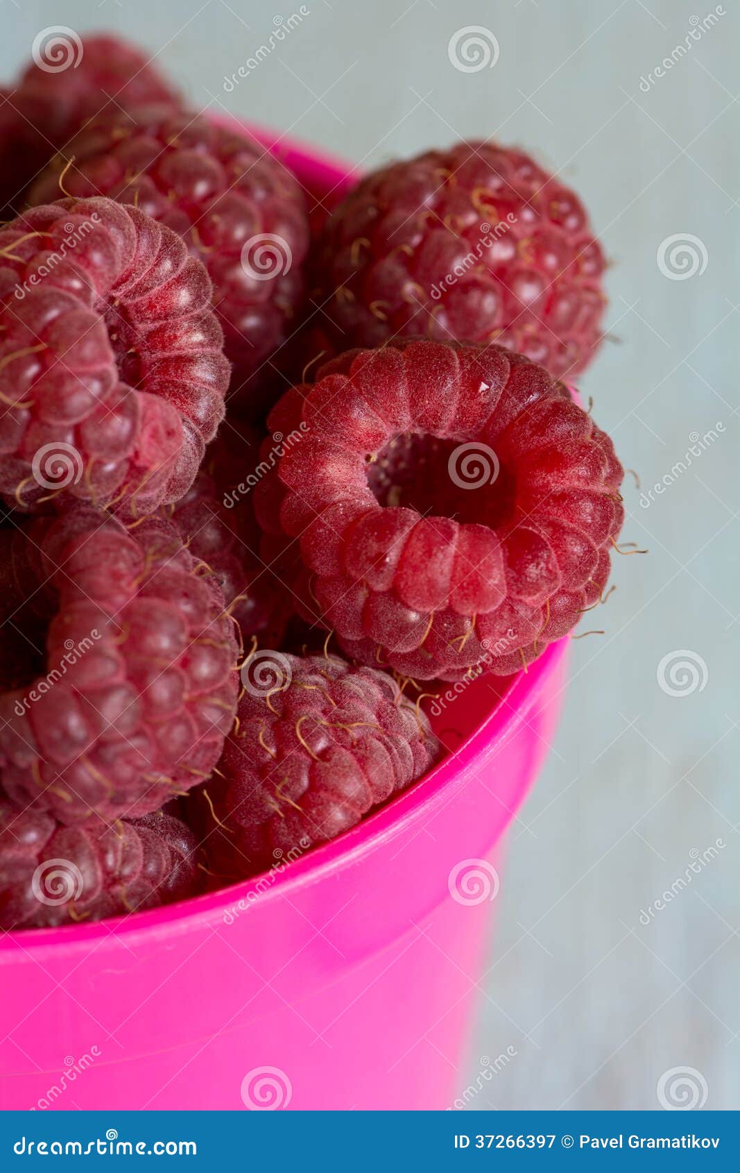 Framboesas No Prato Cor-de-rosa Imagem de Stock - Imagem de colher ...