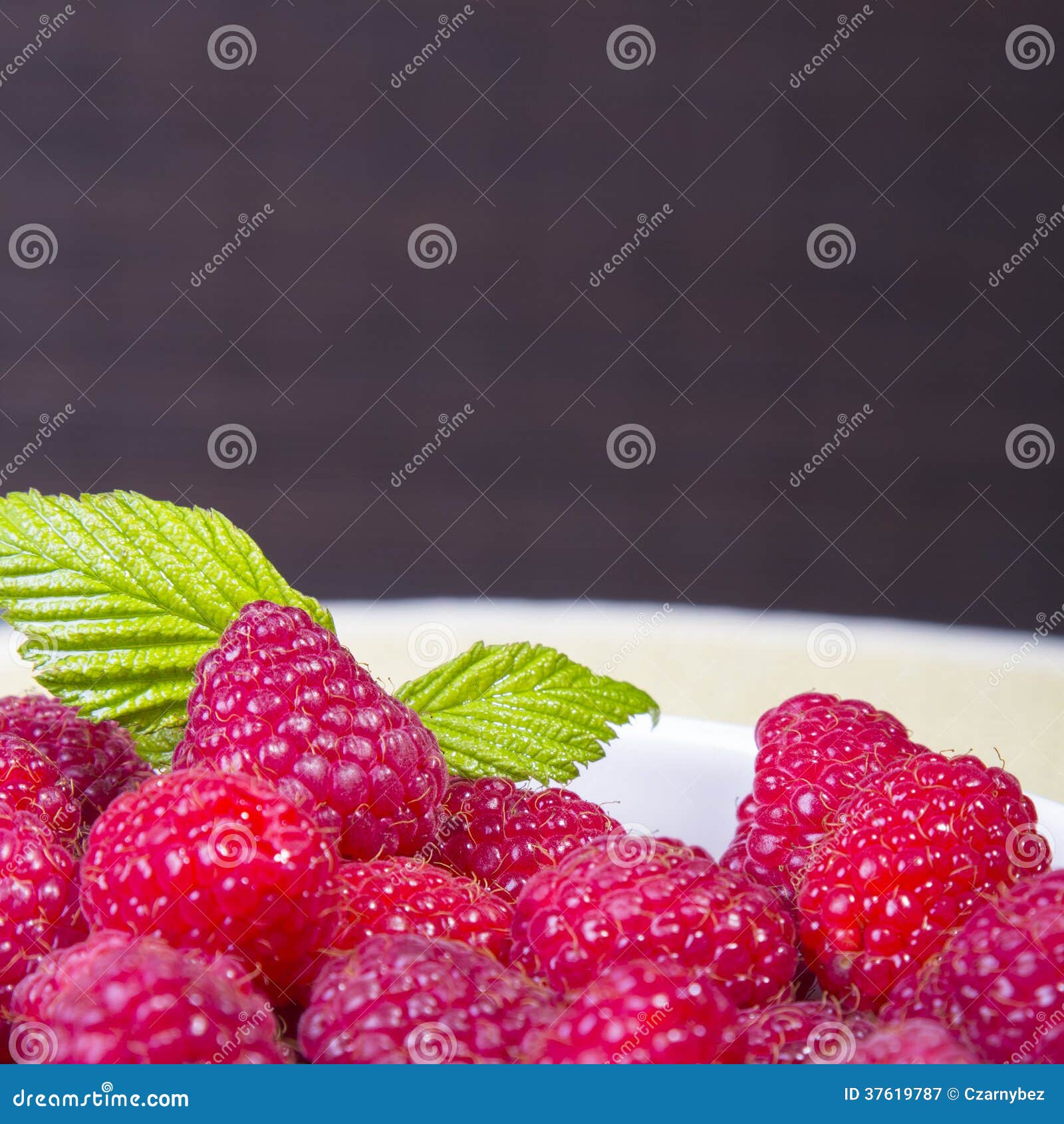Framboises Dans Une Cuvette Blanche Image stock - Image du mûr ...